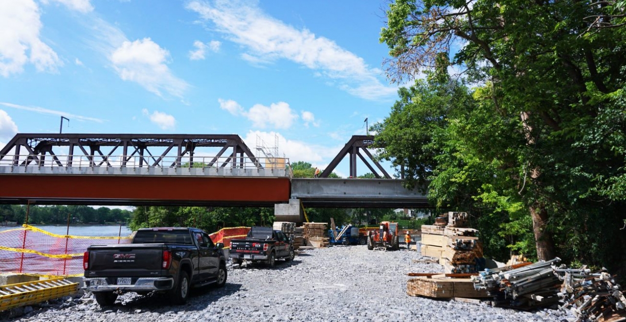 Construction of the new railway bridge, des Prairies River | REM